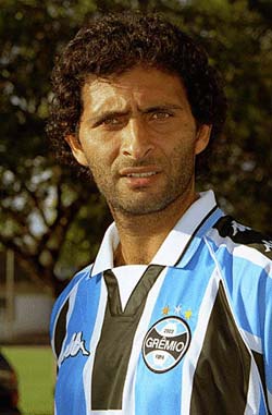 Em Uma Lajota: Leonardo Astrada | En Una Baldosa