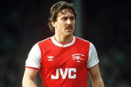 Sansom Kenny | En Una Baldosa