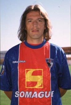 Campos Claudio | En Una Baldosa